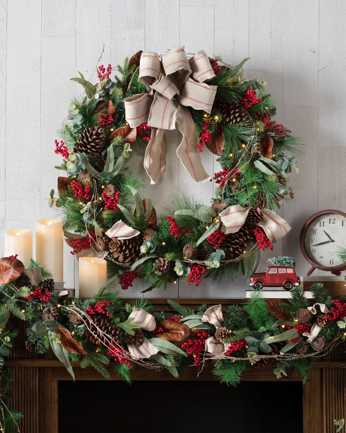 27 Farmhouse Christmas Wreaths for 2024 | Rustic Garland