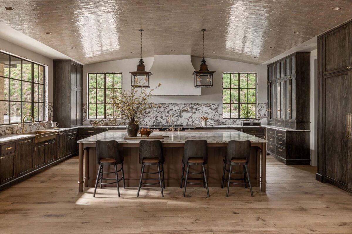 31 Stunning Dark Kitchen Cabinet Ideas