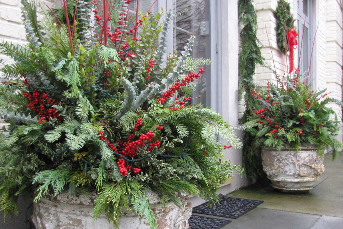 32 Outdoor Winter Planter Ideas for a Festive Front Porch
